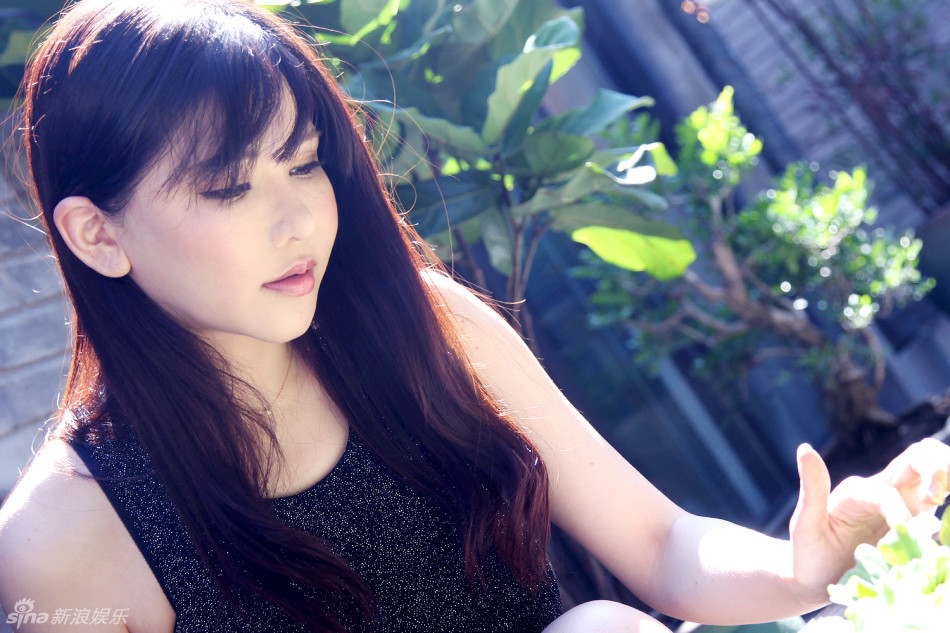 冲田杏梨肤白水嫩 K杯巨乳女优秒变小清新(22图) -6park.com