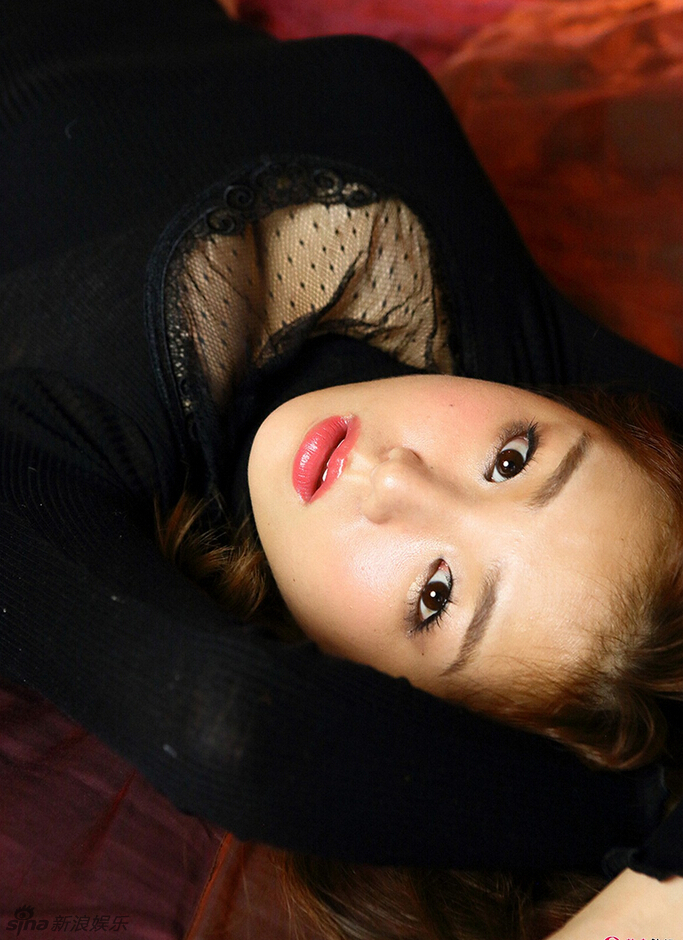 童颜筱崎爱火辣性感 烈焰红唇变妖艳女王[9p] 三级com·极品套图·国产美女
