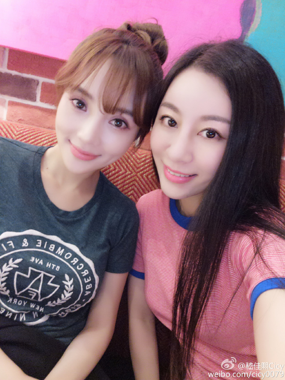 李小璐与闺蜜相聚似学生 胸围丰满下巴尖(9图) -6park.com