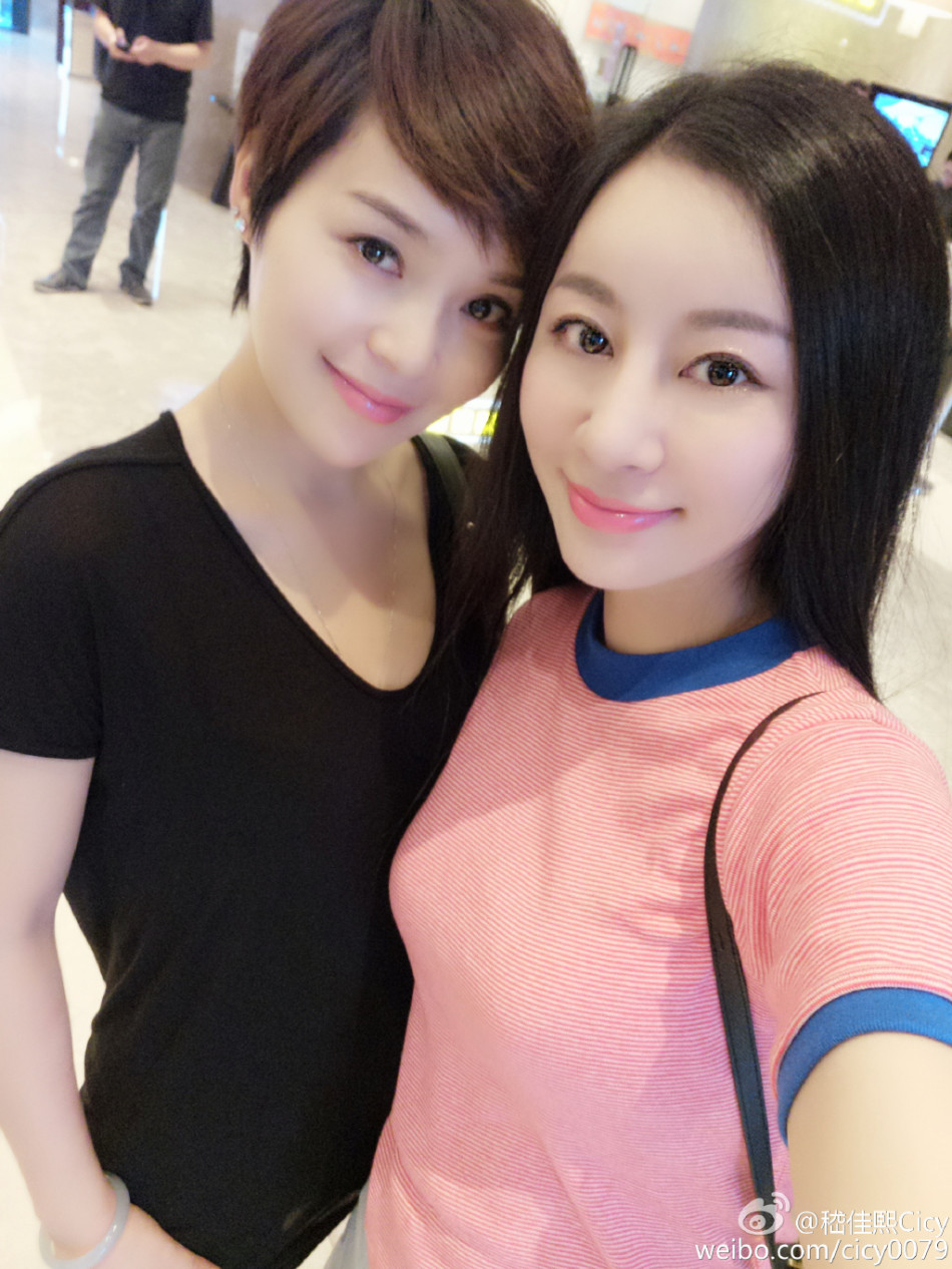 李小璐与闺蜜相聚似学生 胸围丰满下巴尖(9图) -6park.com