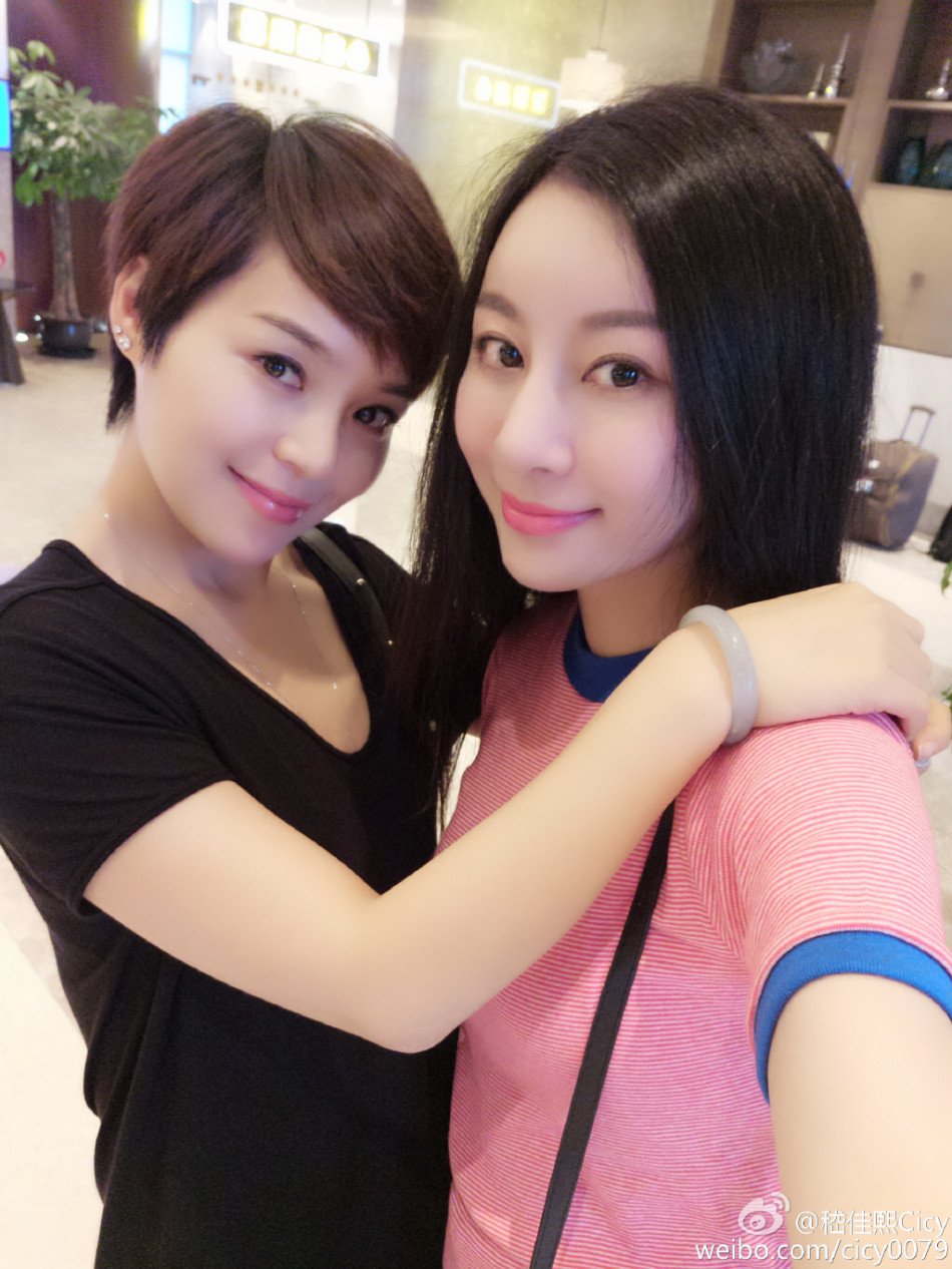 李小璐与闺蜜相聚似学生 胸围丰满下巴尖(9图) -6park.com