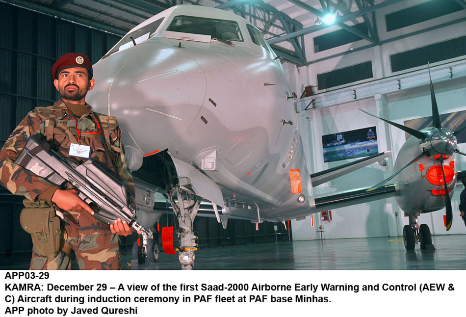 手持FN2000步枪的巴军特种兵守卫SAAD-2000_新浪图集_新浪网