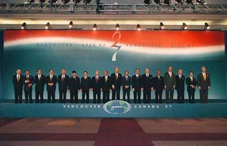 组图：1997-2000年APEC会议闭幕式领袖服装秀_新闻中心_新浪网