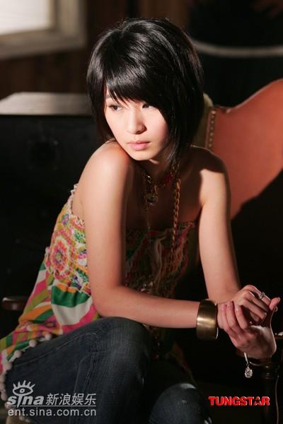 图文：SHE拍摄《借口》MV--Hebe沉思状_影音娱乐_新浪网