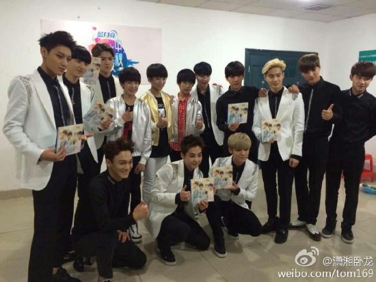TFBOYS和EXO后台合影因热议-手机新浪网