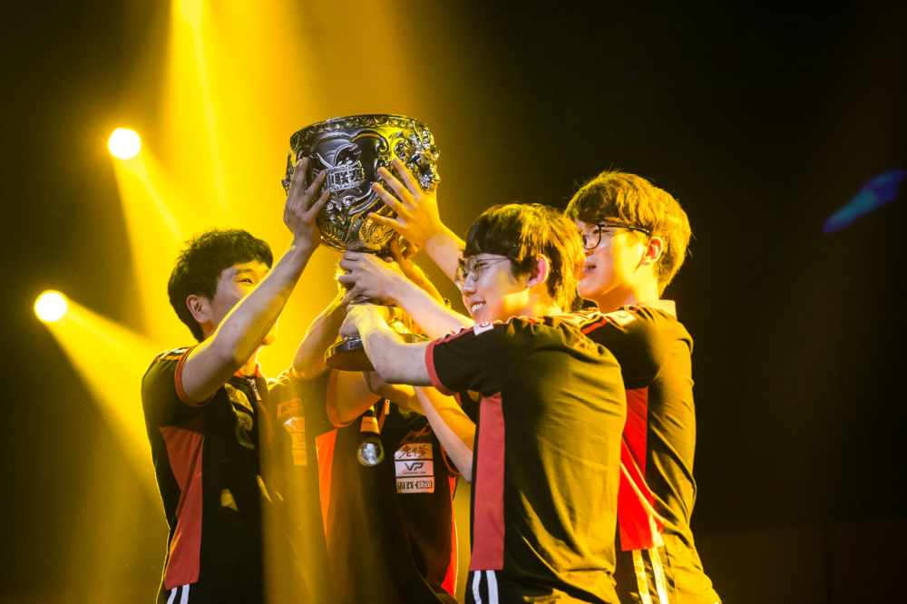 LPL季后总决赛图集 LGD夺冠相拥捧杯-新浪英雄联盟专区