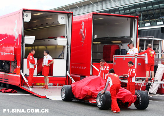 图文-F1车队备战英国大奖赛 一辆F2007从卡车上释放_赛车-F1_NIKE新浪竞技风暴_新浪网