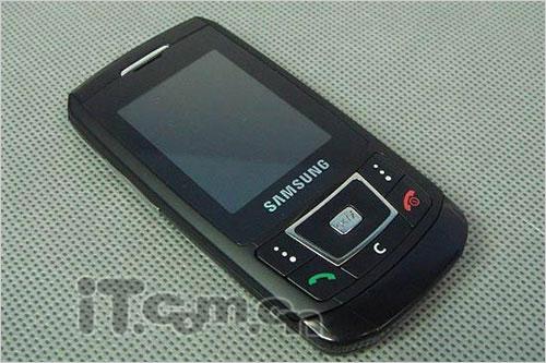 滑盖最精彩 三星拍照王D908行货售2799_手机_科技时代_新浪网