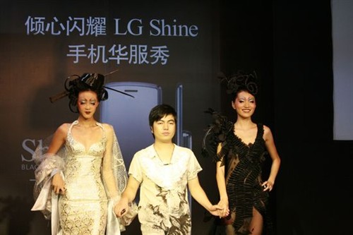服装也有闪耀装 LG KG70钛金黑版登场_手机_科技时代_新浪网