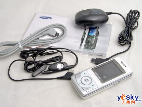 玄黑滑盖 三星D528超薄滑盖手机诱惑低价_手机_科技时代_新浪网