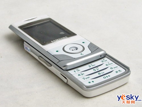 玄黑滑盖 三星D528超薄滑盖手机诱惑低价_手机_科技时代_新浪网