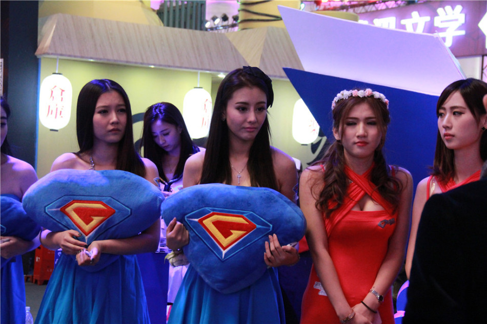 TGC首日：ShowGirl与Coser_新浪游戏_手机新浪网