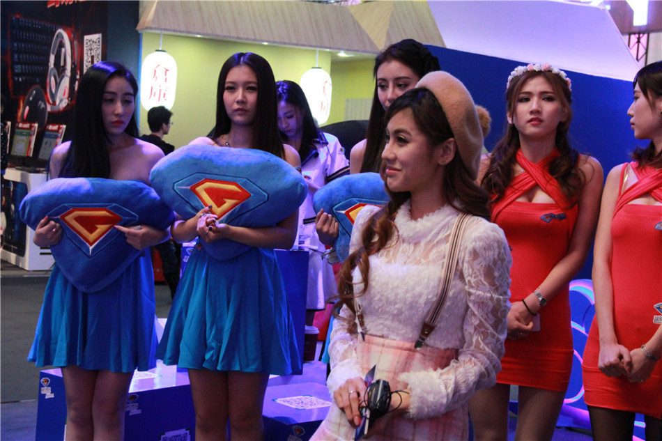 TGC首日：ShowGirl与Coser_新浪游戏_手机新浪网