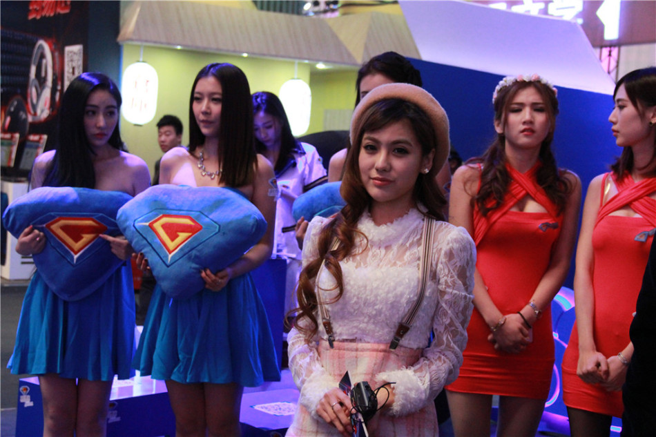 TGC首日：ShowGirl与Coser_新浪游戏_手机新浪网