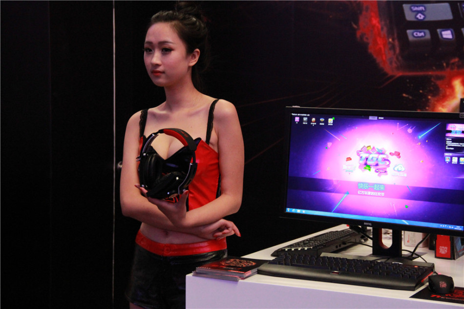 TGC首日：ShowGirl与Coser_新浪游戏_手机新浪网