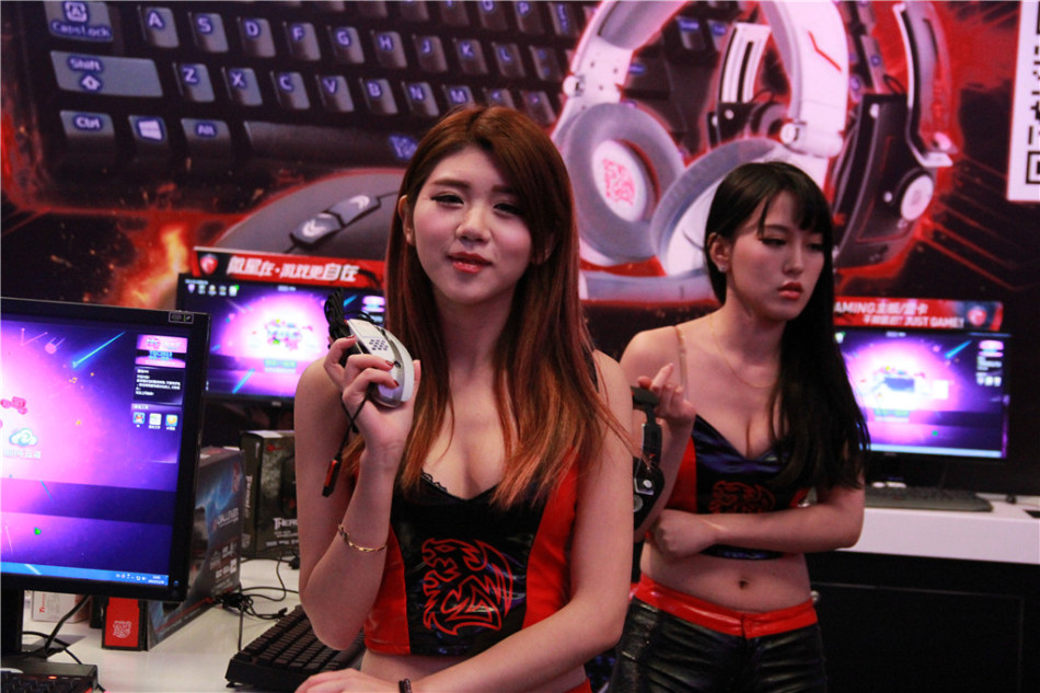 TGC首日：ShowGirl与Coser_新浪游戏_手机新浪网