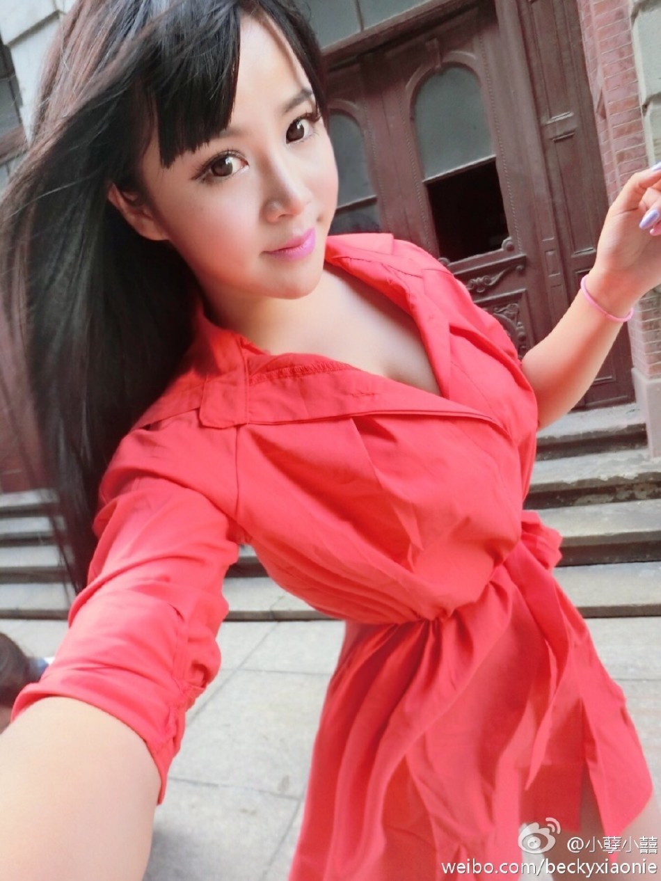 乳神小孽代言游戏 化身性感女仆 新浪游戏 手机新浪网