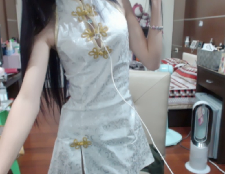 LOL女主播穿情趣旗袍直播被喷_新浪游戏_手机新浪网