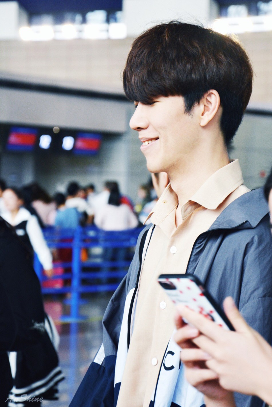 英雄联盟S8：IG全员出征世界赛 机场送机照曝光_新浪游戏_手机新浪网