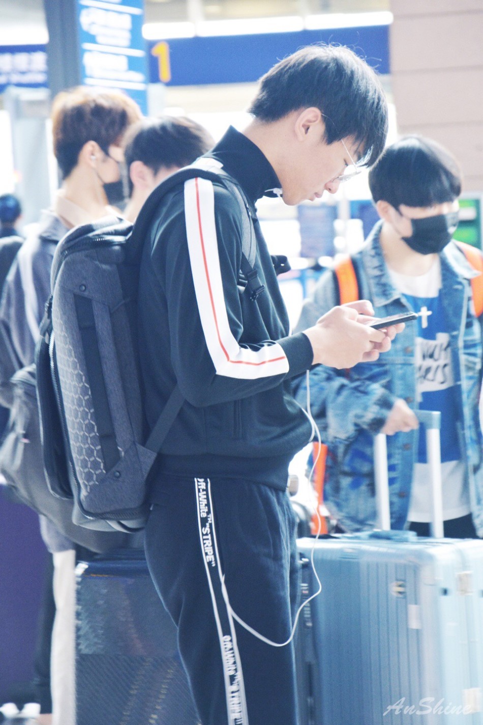 英雄联盟S8：IG全员出征世界赛 机场送机照曝光_新浪游戏_手机新浪网