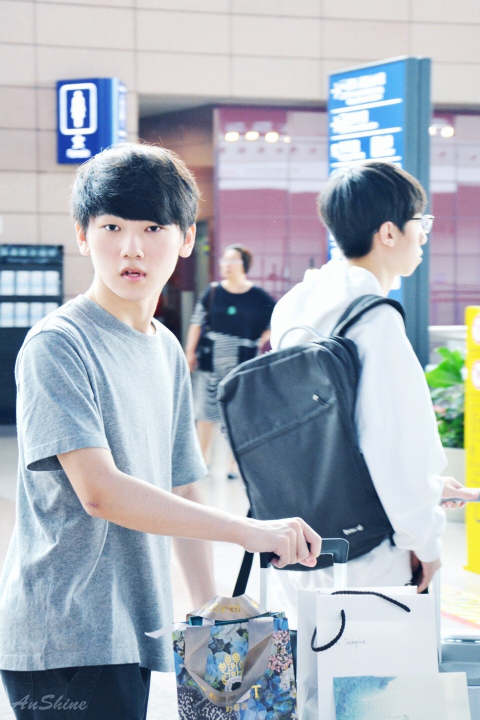 英雄联盟S8：IG全员出征世界赛 机场送机照曝光_新浪游戏_手机新浪网