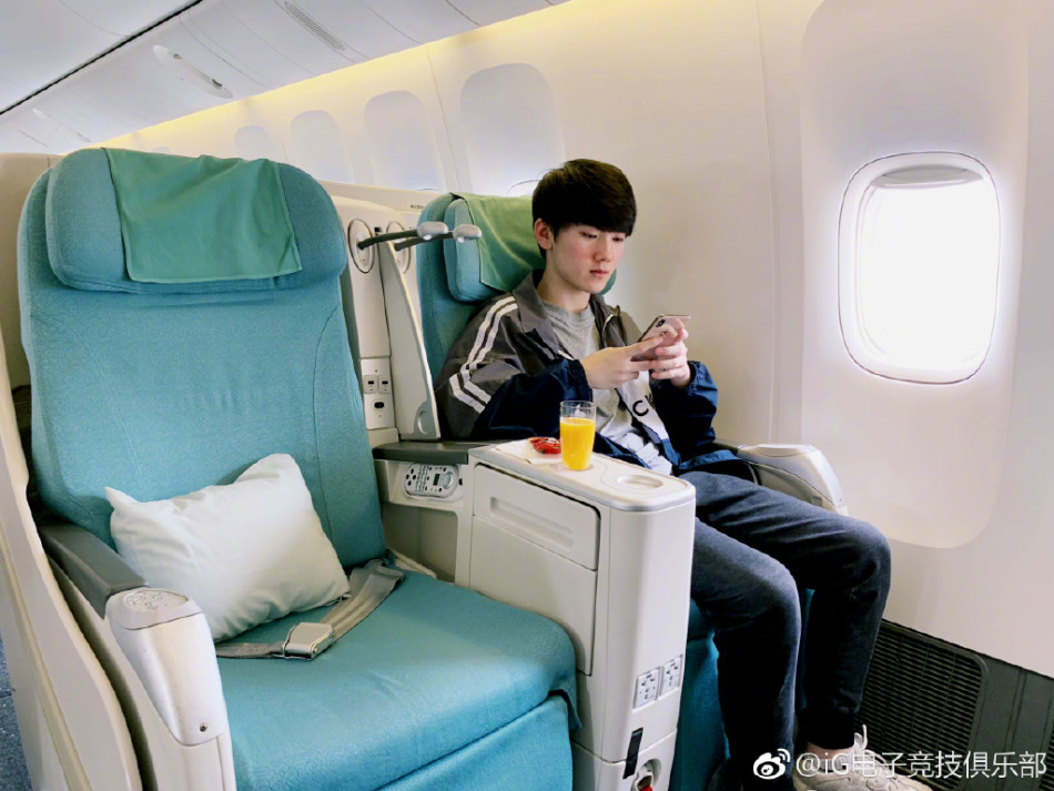 英雄联盟S8：IG全员出征世界赛 机场送机照曝光_新浪游戏_手机新浪网