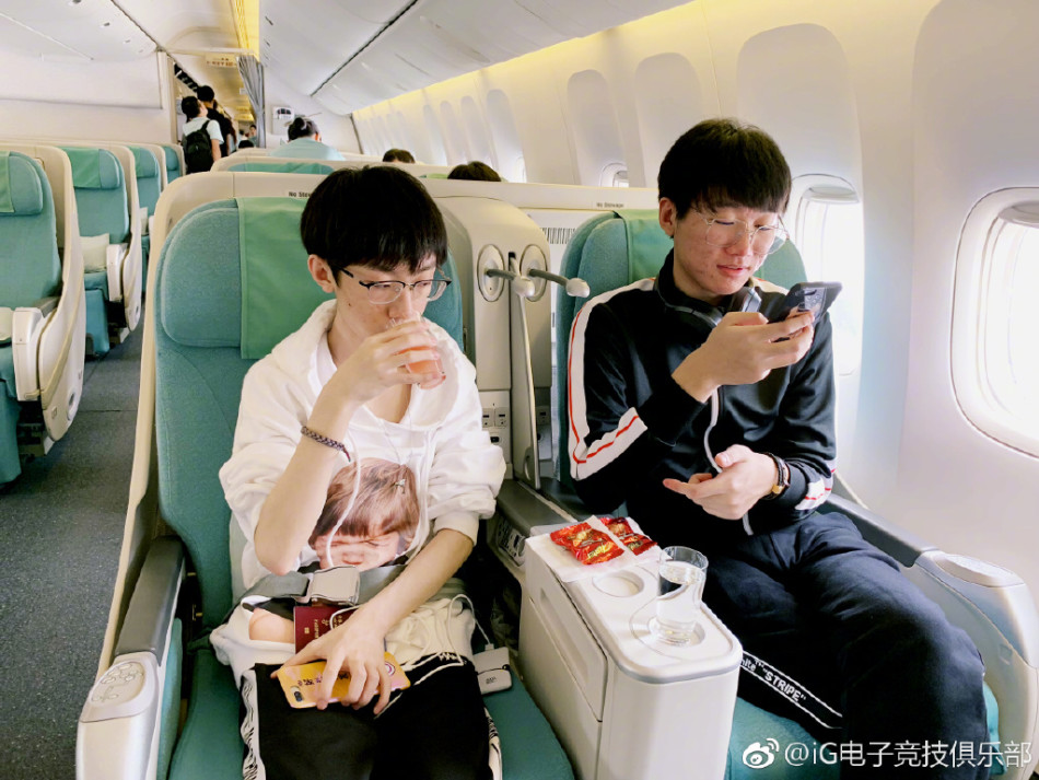 英雄联盟S8：IG全员出征世界赛 机场送机照曝光_新浪游戏_手机新浪网