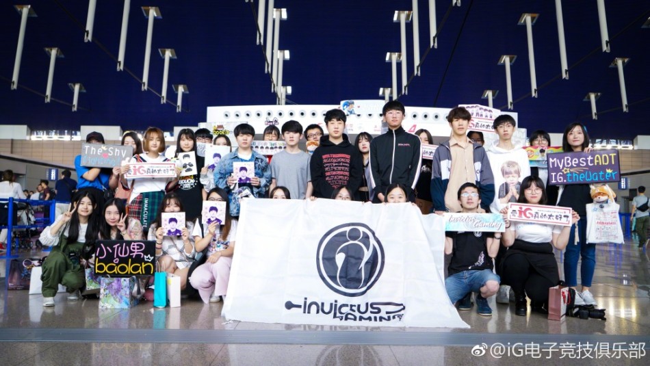 英雄联盟S8：IG全员出征世界赛 机场送机照曝光_新浪游戏_手机新浪网