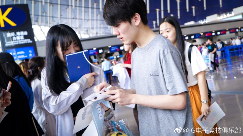 英雄联盟S8：IG全员出征世界赛 机场送机照曝光_新浪游戏_手机新浪网