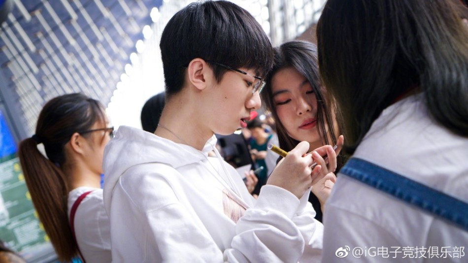 英雄联盟S8：IG全员出征世界赛 机场送机照曝光_新浪游戏_手机新浪网