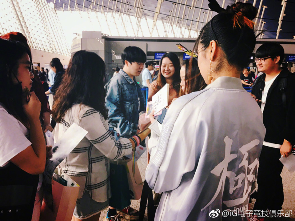 英雄联盟S8：IG全员出征世界赛 机场送机照曝光_新浪游戏_手机新浪网