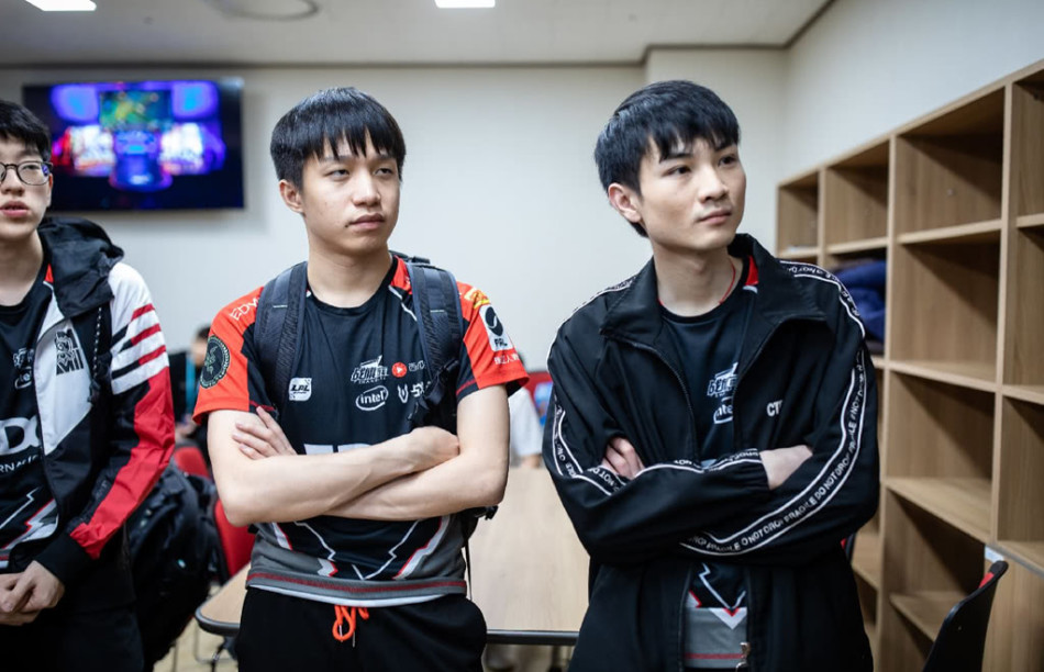 S8小组赛现场图：首日LPL告捷 EDG与RNG取得全胜_新浪游戏_手机新浪网