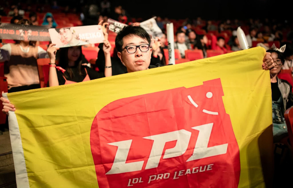 S8小组赛现场图：首日LPL告捷 EDG与RNG取得全胜_新浪游戏_手机新浪网