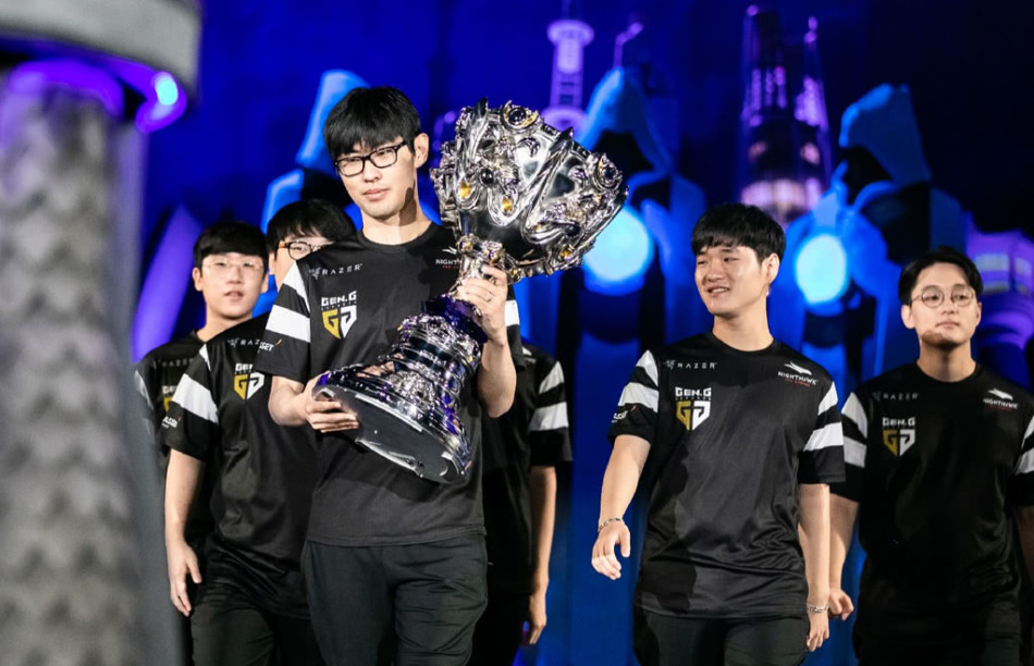 S8小组赛现场图：首日LPL告捷 EDG与RNG取得全胜_新浪游戏_手机新浪网