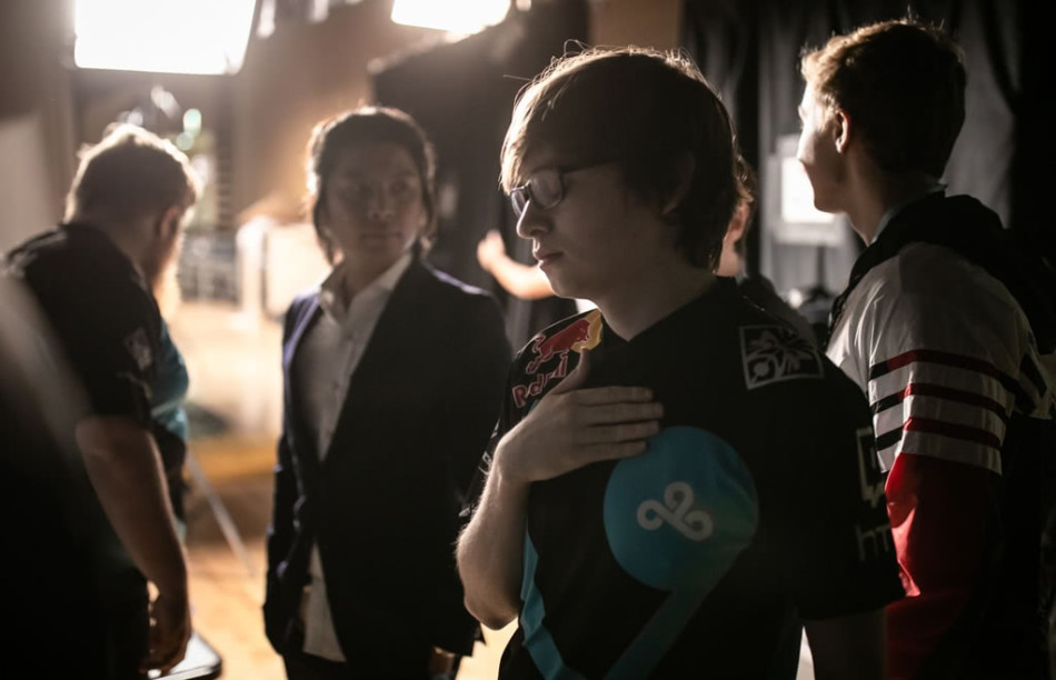 S8小组赛现场图：首日LPL告捷 EDG与RNG取得全胜_新浪游戏_手机新浪网