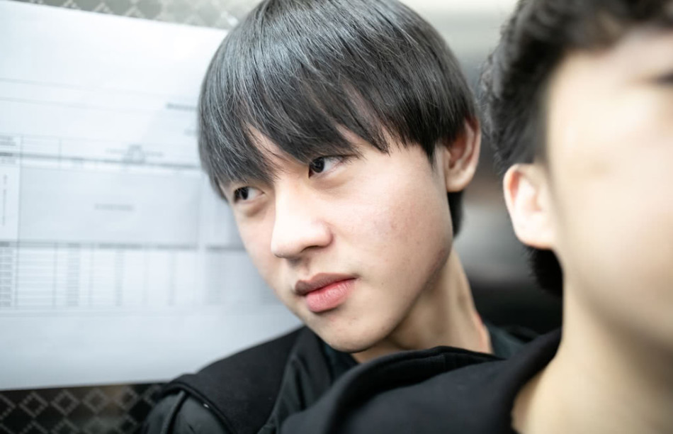 S8小组赛现场图：首日LPL告捷 EDG与RNG取得全胜_新浪游戏_手机新浪网