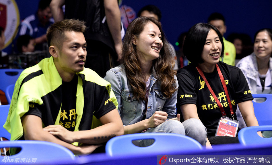 Lin Dan Kiss His Wife