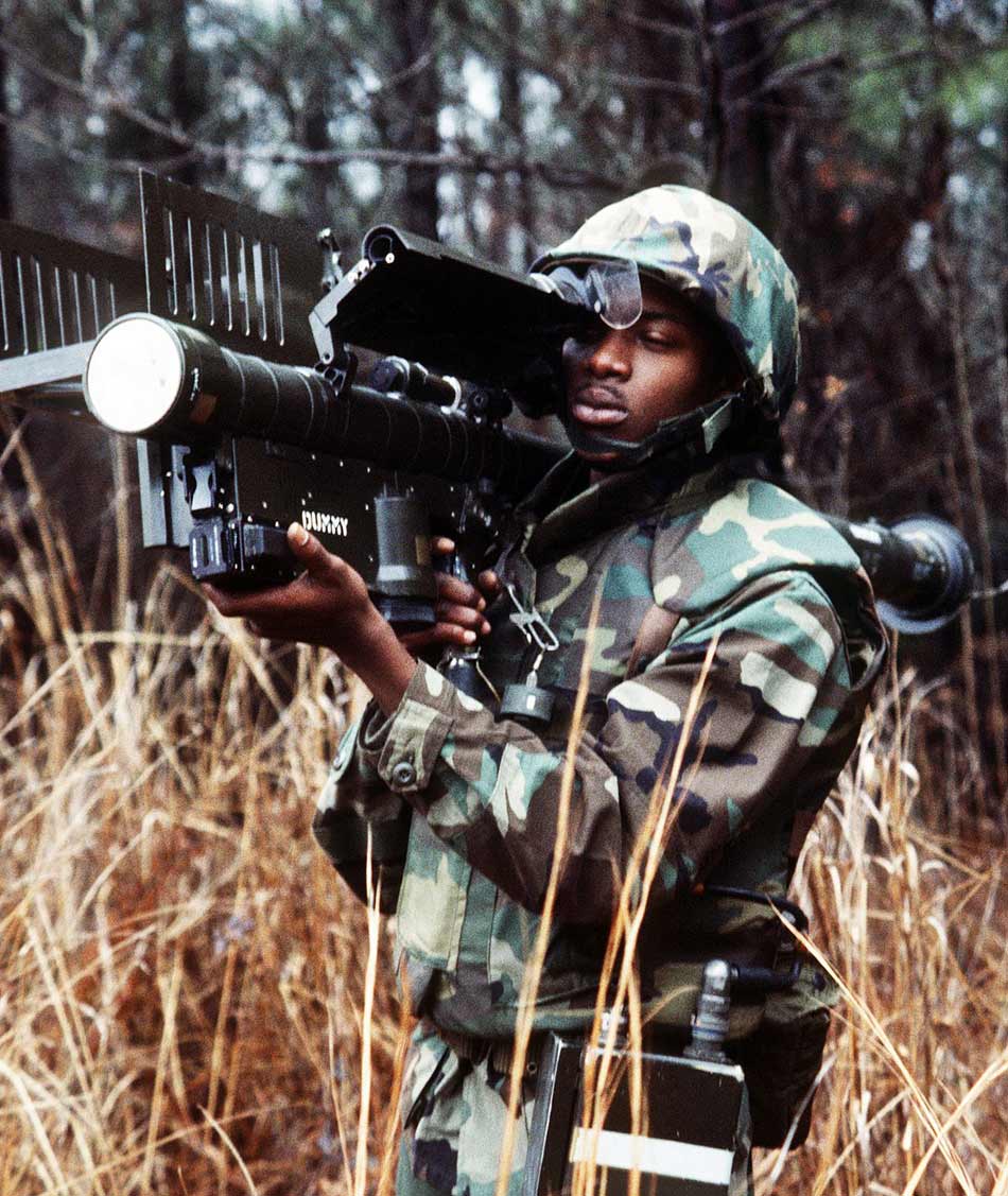 美军士兵使用FIM-43-Redeye空空导弹瞄准_新浪图集_新浪网