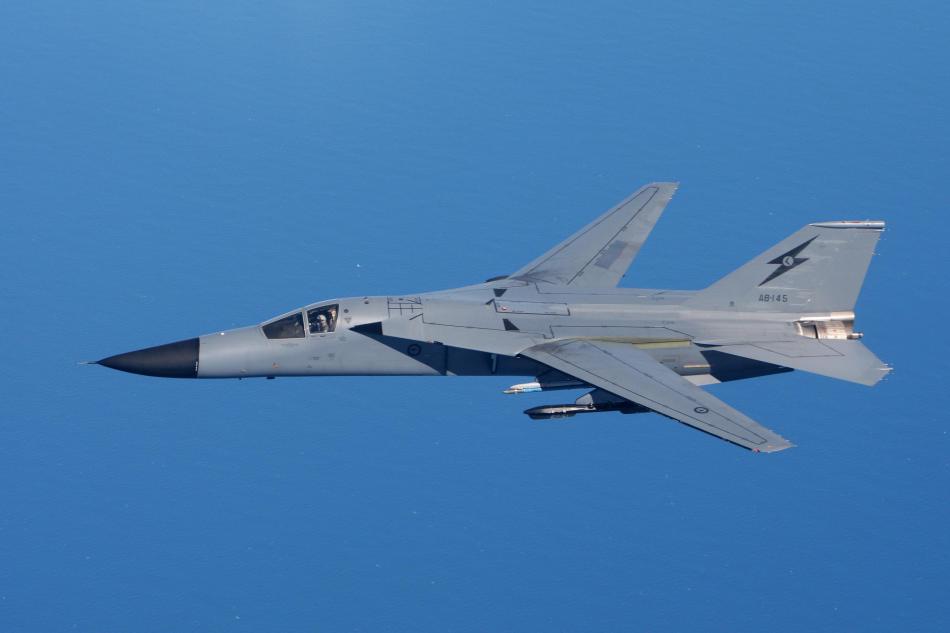 澳大利亚的F-111战机也会在新加坡航展亮相_新浪图集_新浪网