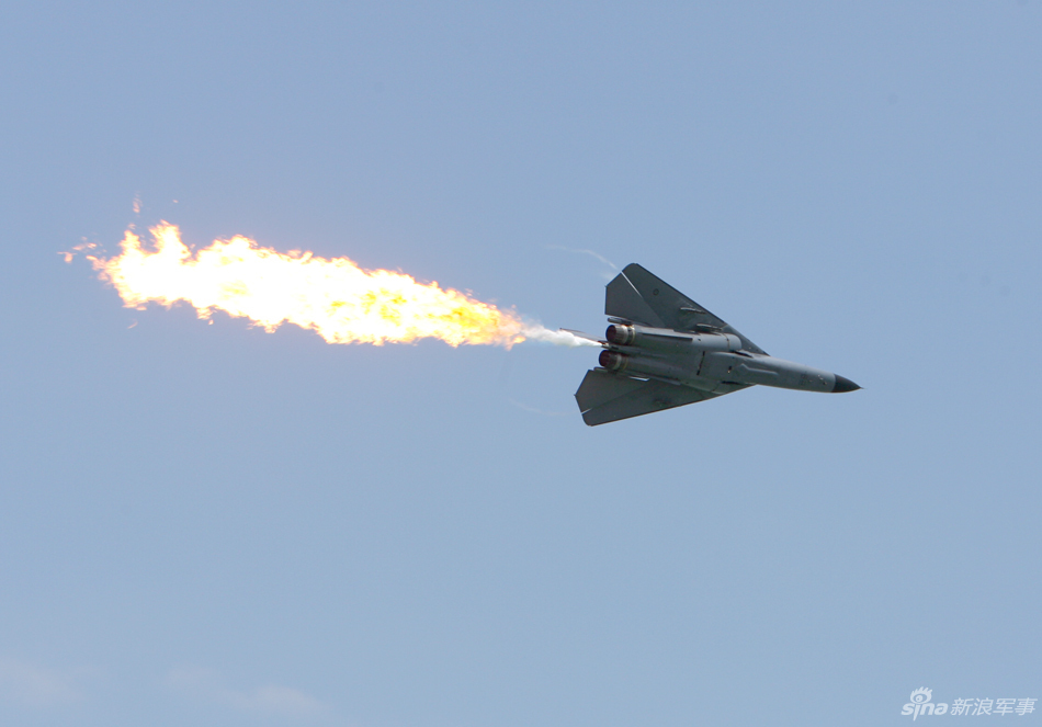 F-111即将退役很可能是最后一次参加新加坡航展_新浪图集_新浪网