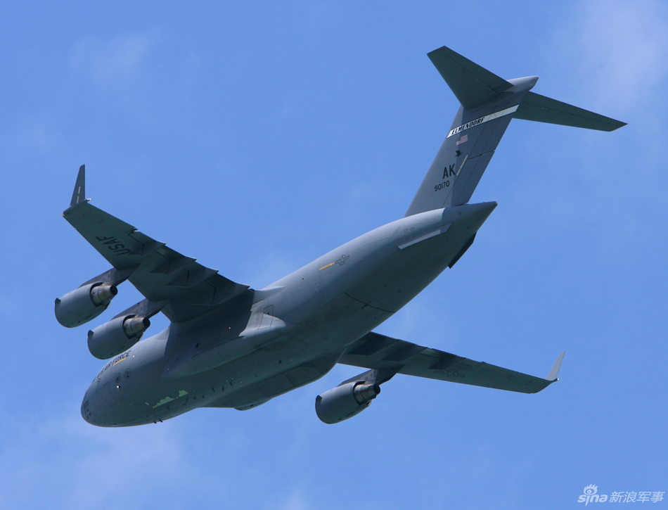 C-17A战略轰炸机飞离观众_新浪图集_新浪网
