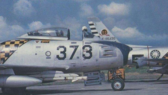 场上正在维护作业的国民党空军F-86D“佩刀”战斗机，注意挂载的响尾蛇导弹_新浪图集_新浪网