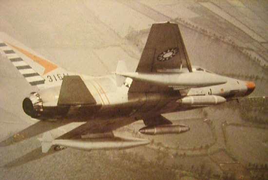 空中机动的F-100A战斗机_新浪图集_新浪网