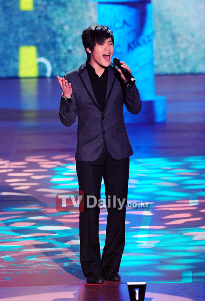 韩国组合8eight成员李贤入伍(附图)_手机新浪网