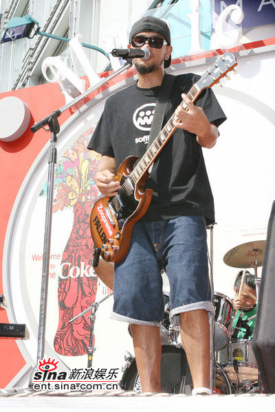 组图：张震岳热狗和小娴同台表演现场劲爆_手机新浪网