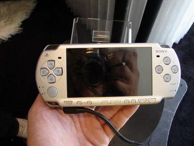 新旧两款PSP造型、性能大比拼(组图)_电视游戏_新浪游戏_新浪网