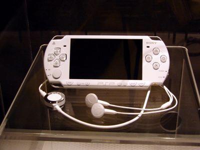 新旧两款PSP造型、性能大比拼(组图)_电视游戏_新浪游戏_新浪网