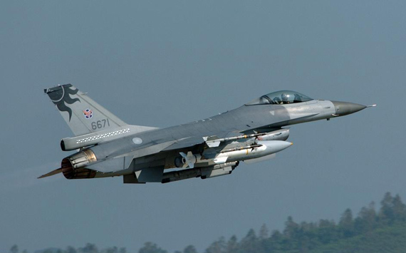 图文：台空军F-16A型战机加挂AGM-84G导弹升空_新浪军事_新浪网