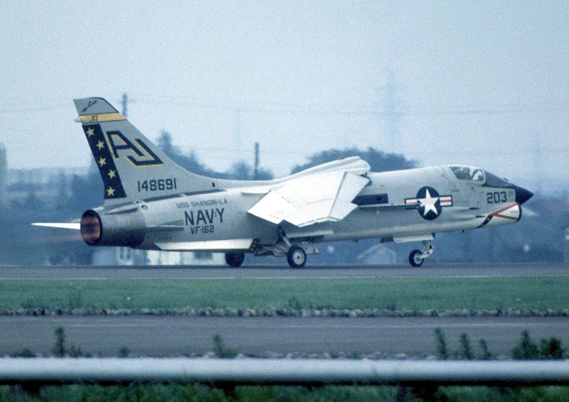 图文：美国海军舰载F-8H十字军战机降落_新浪军事_新浪网