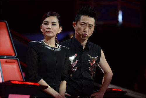 梦想导师Ella现身《好声音》 高挺鼻梁疑似整容_手机新浪网